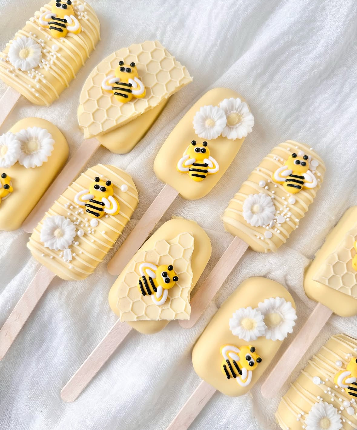 Bee themed cakesicles – Bake Me A Treat
